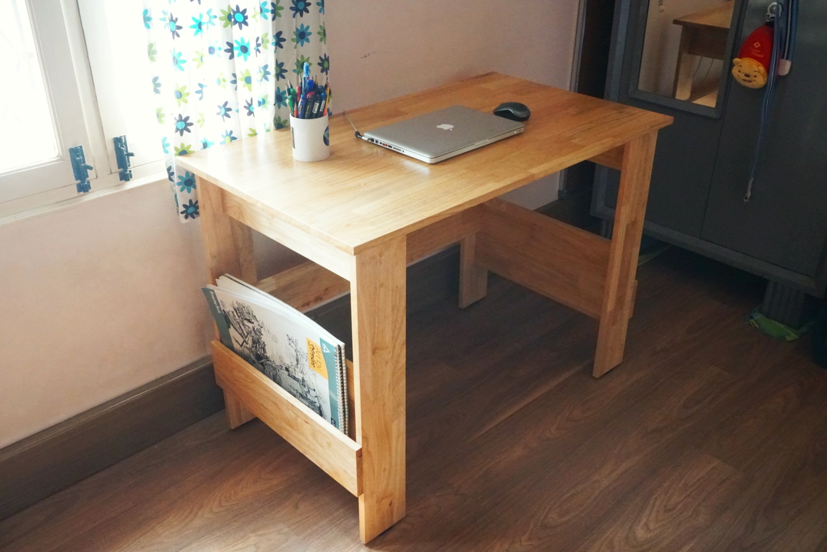 Minimalist Work Table – Declutter