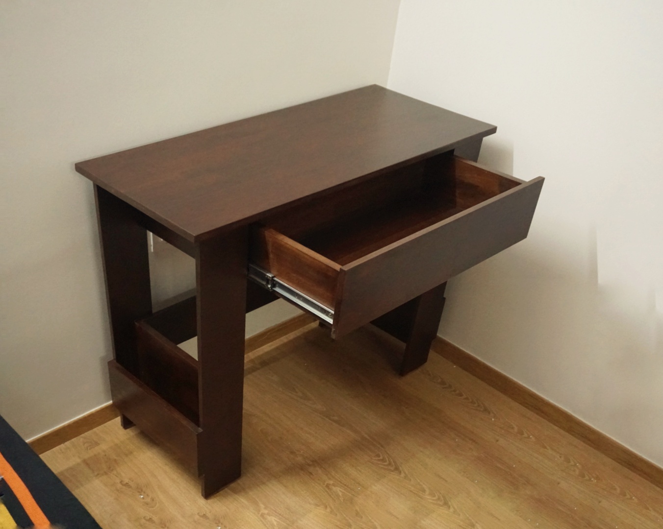 Minimalist Work Table – Declutter